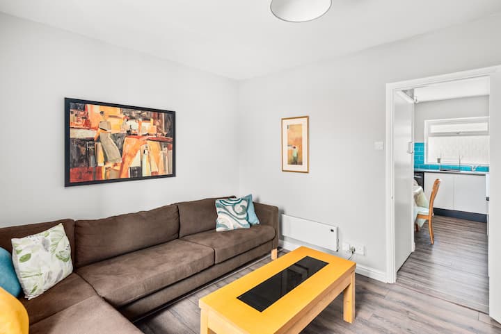 Spacious 4 Bed With Parking Ideal Base For Work - Bristol