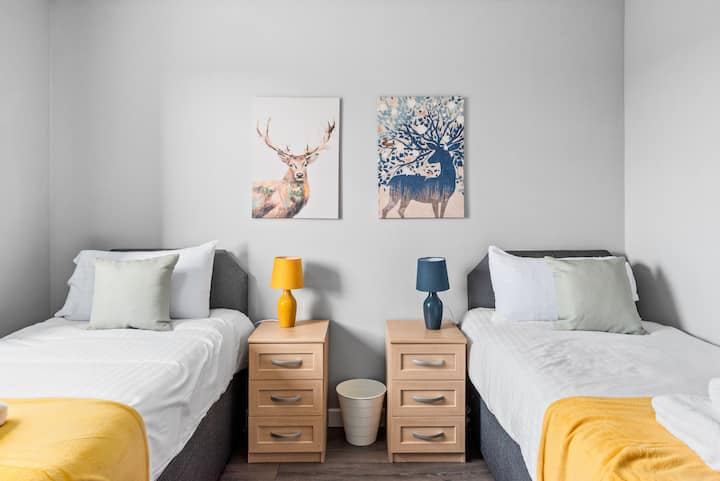 Spacious 4 Bed With Parking Ideal Base For Work - Bristol