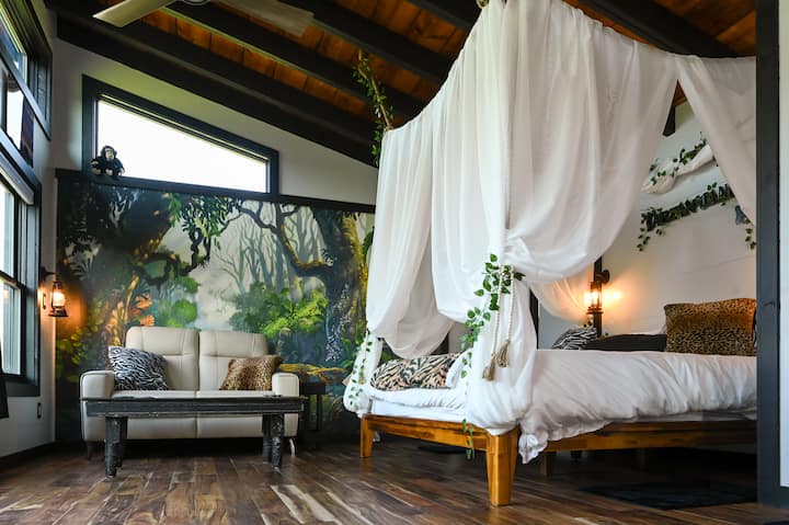 Tarzan & Jane Treehouse | Hot Tub | Riverfront - Sevierville, TN