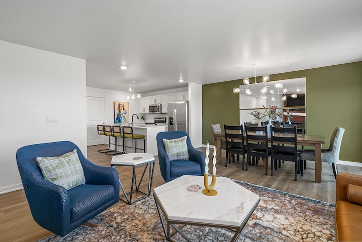 Hot Tub & Game Room! Stylish 5 Bed 3 Bath Home. - Ankeny, IA