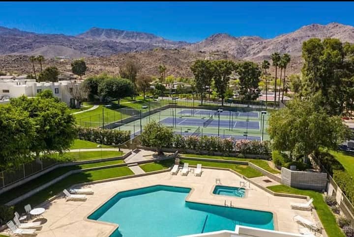 3 Bedroom 2.5 Bath 1.5 Miles From El Paseo - Palm Desert, CA