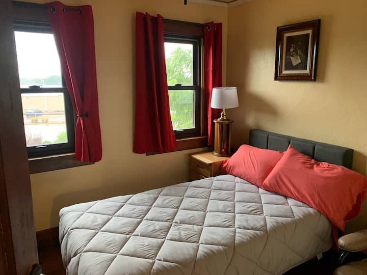 Traveler's Inn - South Room - Ames, IA