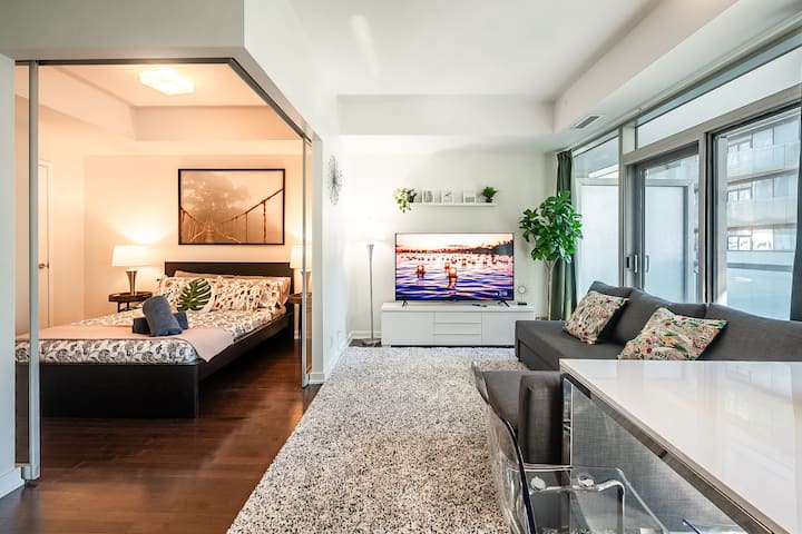 Fifa Location! Luxury Condo In Front Of Cn Tower - Toronto, ON