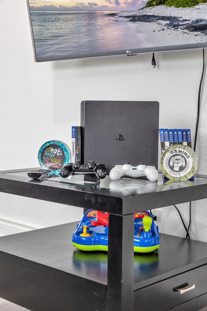 Private Home + Ps4 + Foosball: 5 Bedrooms, 3 Baths - Oshawa