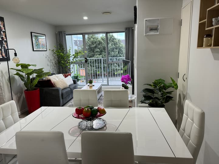 Impecable 3 Bdr-2 Bath - Free Carpark & Pool - Auckland