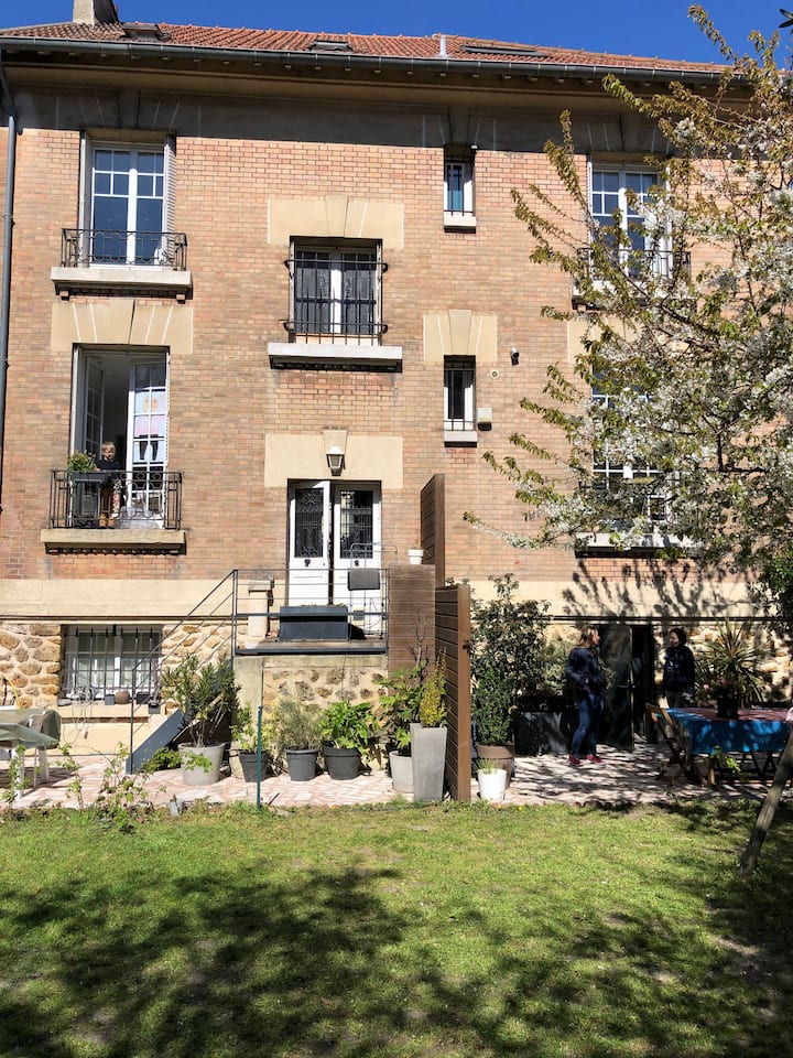 Maison De Charme Avec Jardin - Paris