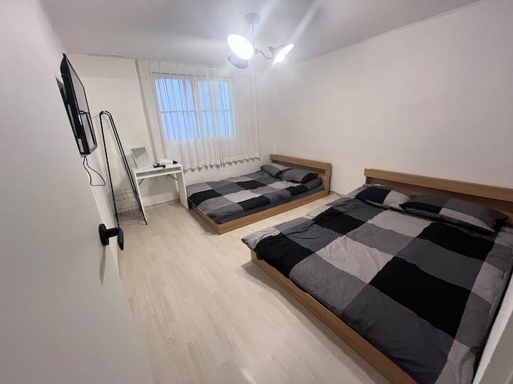 Near Hongdae, 1st Floor,3beds, 2rooms - Seoul