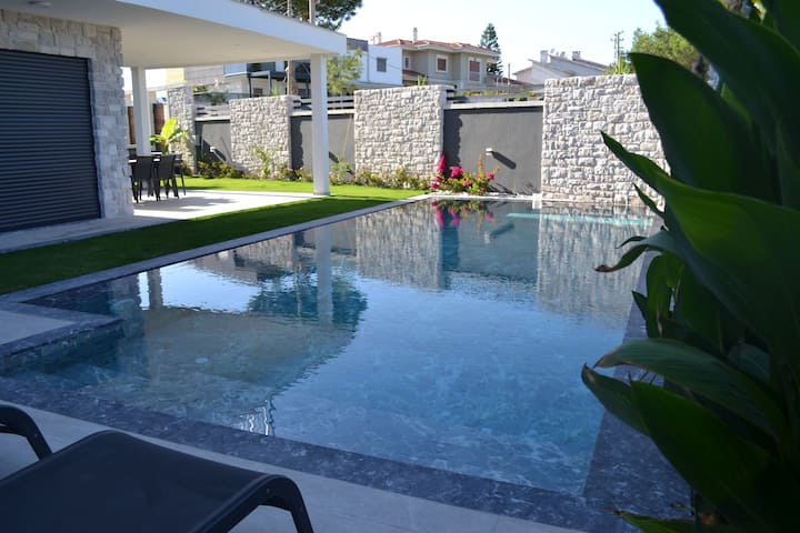 Boyalıkta Süper Havuzlu Yeni Eşyalı Sıfır Villa - Çeşme