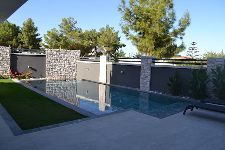 Süper  Havuzlu 0 Villa Boyalıkta - Çeşme