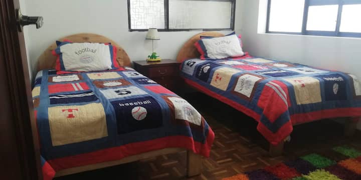 7habitaciones-15camas  3sofasc- Capacidad 18pnas - Quito (Ecuador)