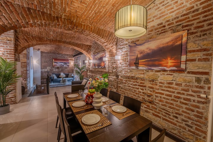 Unique-spacious-central Aprt W/ 2floor & 3br - N2 - Praga