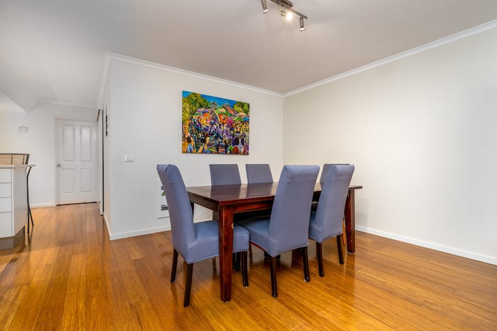 Spacious 2br Apt Panoramic Views, Central Location - Queanbeyan