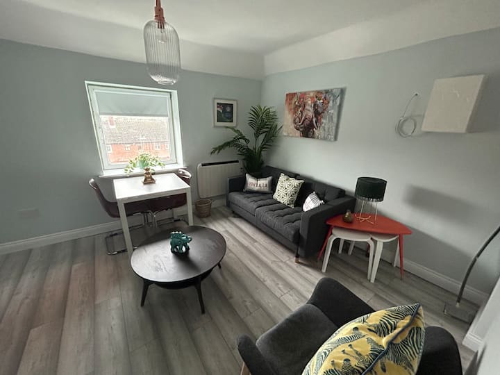 Stylish 2br | Renovated | Quiet 3rd Floor Location - 鄧萊裡