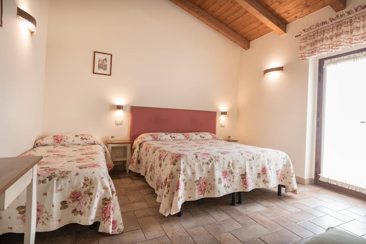 Elegante Camera Tripla In Posizione Panoramica - Bastia Umbra