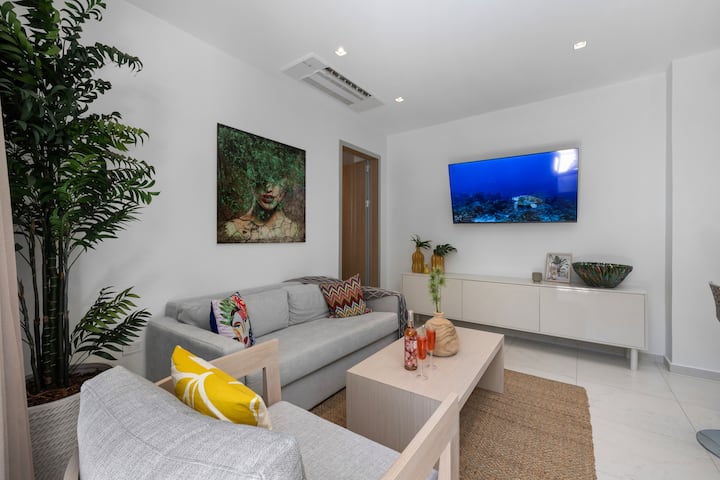 Modern Luxury Condo Resort & Pool Amenities  Gym - Aruba