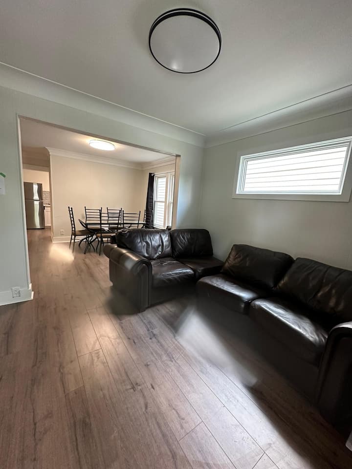 Home Centrally Located To All Amenities - Windsor, ON, Canada