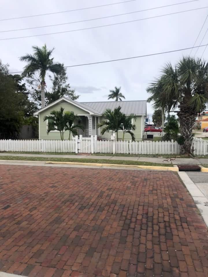 Charming 2 Bedroom/2bath Cottage - Punta Gorda, FL