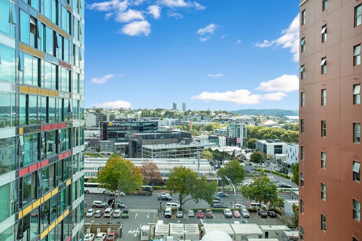 Central City Apartment With Pool And City Views - Auckland