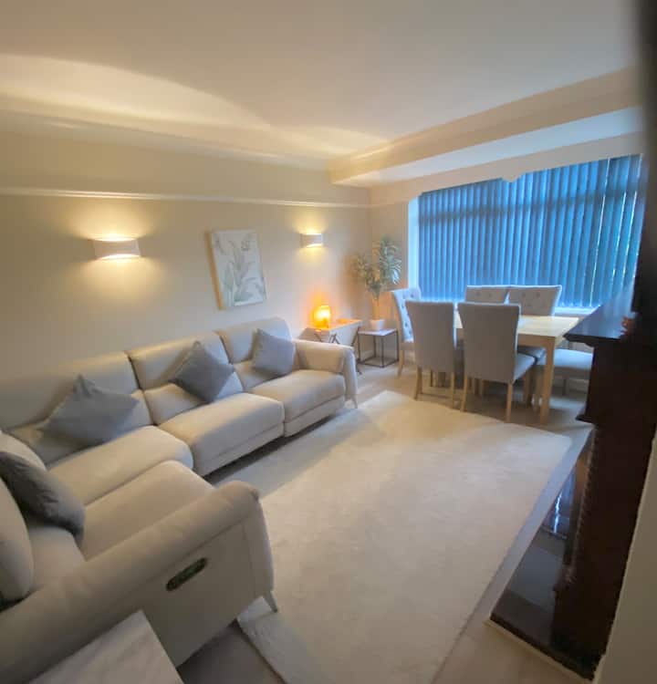 *Beautiful 4 Bedroom House* - Leeds