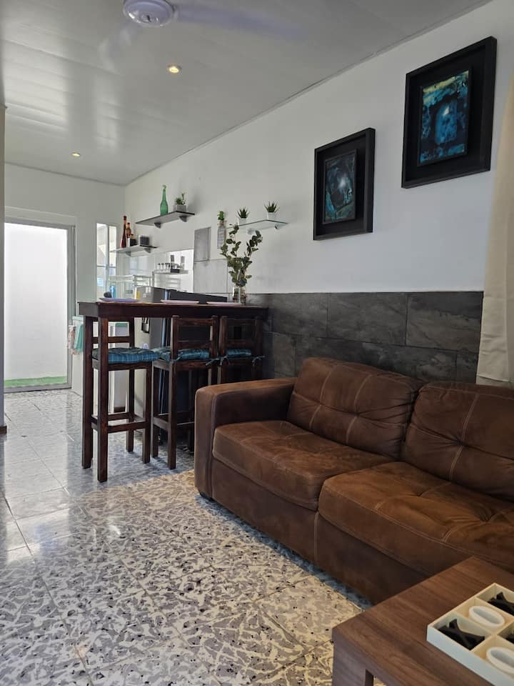 Mini Casa En Colonia Escalon - San Salvador