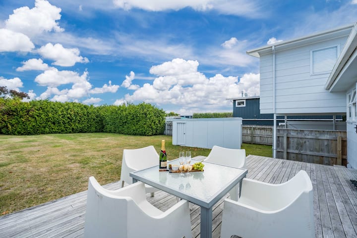 Soak Up The Sun With Wi-fi - 5 Minute Walk To Lake - Taupō