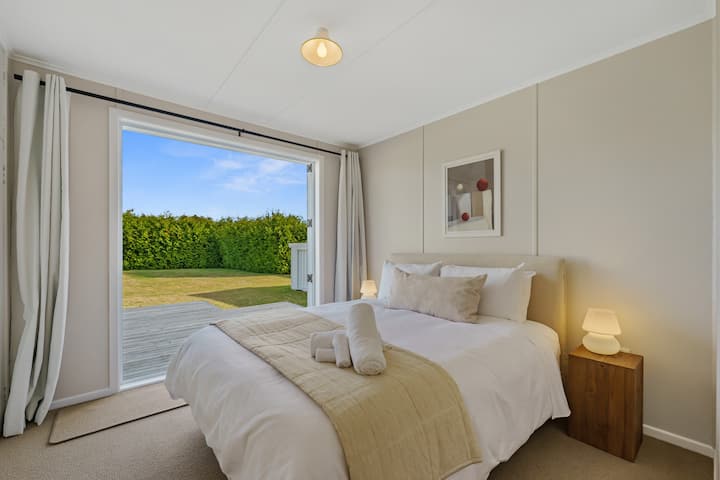 Soak Up The Sun With Wi-fi - 5 Minute Walk To Lake - Taupo