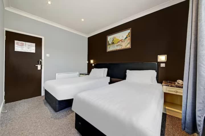 Oyo Bostons Manor Hotel, Hanwell London - Ruislip