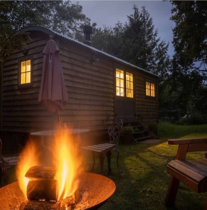 The Bakers Hut - Luxury & Nature - Knepp Castle Estate