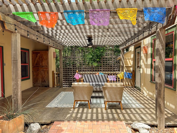 Stay In Sa—couple's Getaway W Patio & Full Kitchen - Fun Town, San Antonio