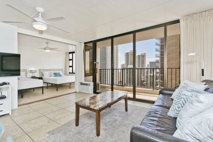 Oceanview 1 Bedroom Waikiki Condo W/free Parking - Honolulu, HI