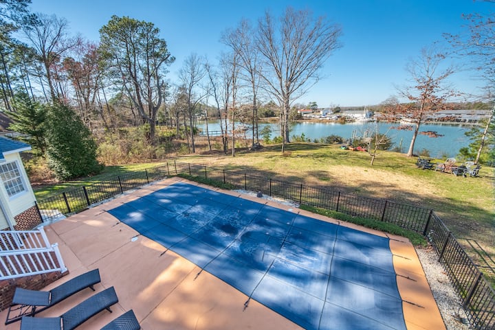 Waterfront Retreat With Pool - Saluda, VA