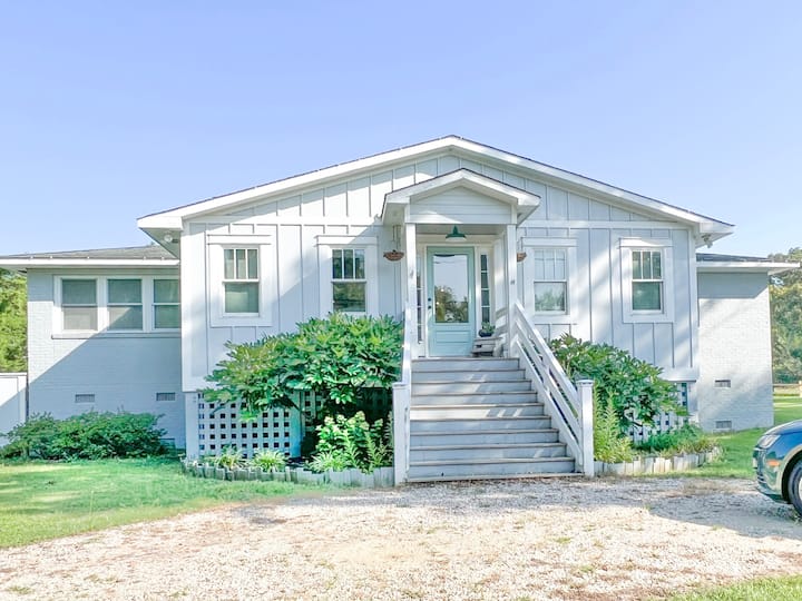 Seaside Retreat: Fully Renovated & Pet Friendly - Kitty Hawk, NC