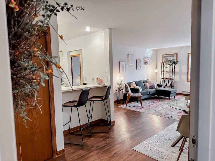 Stylish Apt - Walk To Hosp & Dwntwn - Parking #2 - Middleton, WI