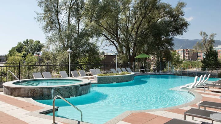 Luxury Apartment With Pool, Gym & Central Location - Boulder, CO