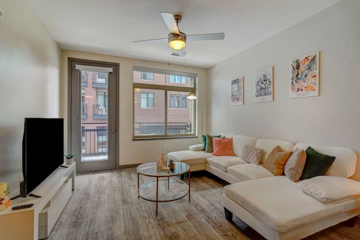 Luxury Apartment With Pool, Gym & Central Location - Boulder, CO
