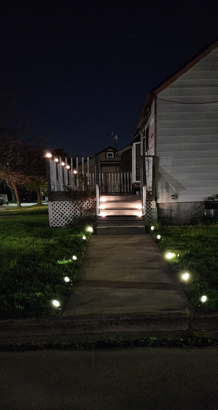 Couple Stay (Near Niagara Falls) - Welland