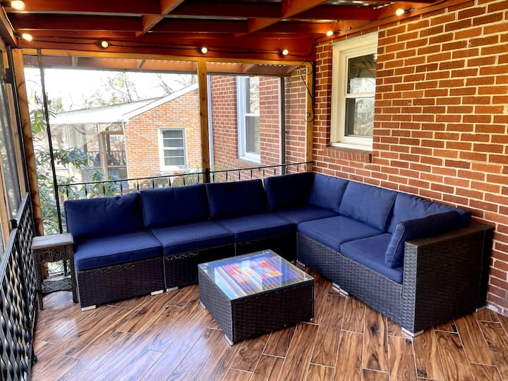 Sunny Downtown 4-br With Screened Porch - Charlottesville, VA