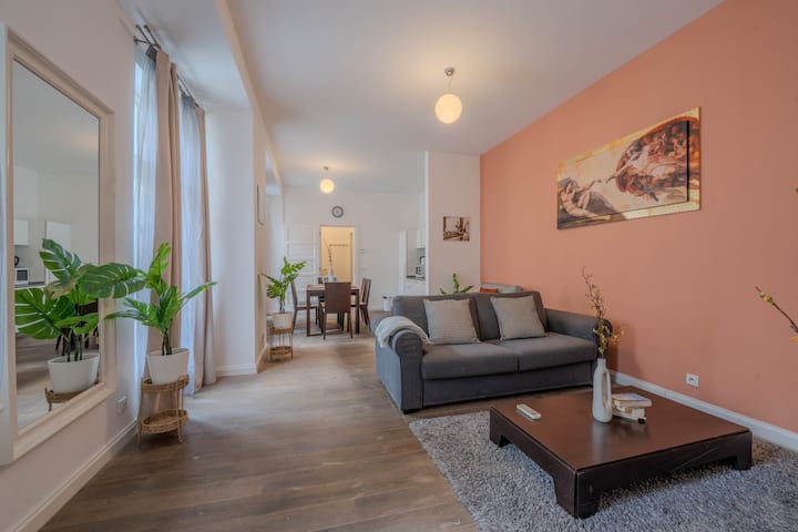 Bright & Charming Apt W/ Private Terrace &Jaccuzi - Praga