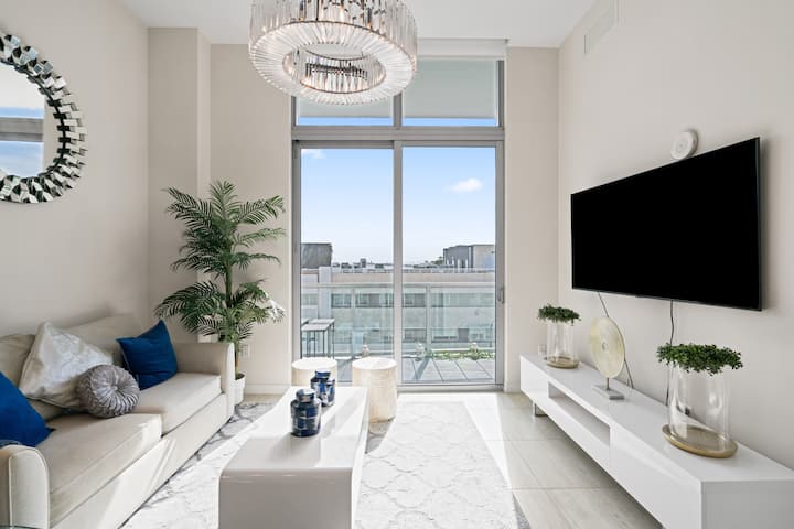 Modern Design District Condo, Balcony, Pool, Gym - Miami, FL