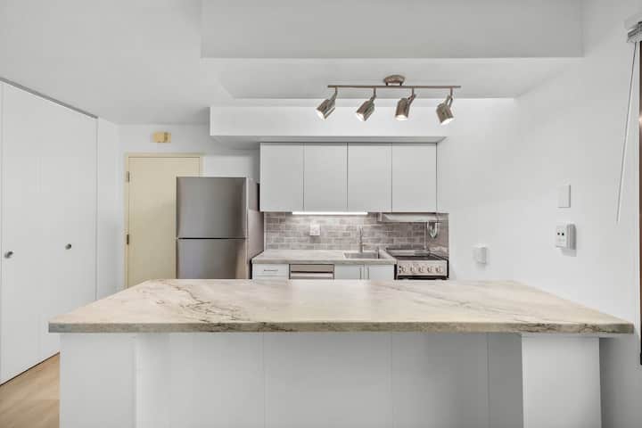 Chic Renovated One Bedroom With Fabulous Kitchen - Madison, WI