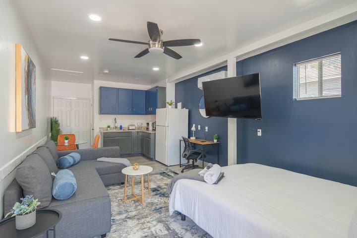 Stunning Studio|central Phx| Free Parking - Phoenix, AZ