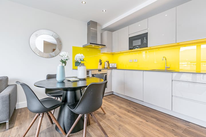Superior 2 Bed 2 Bath Apartment - London