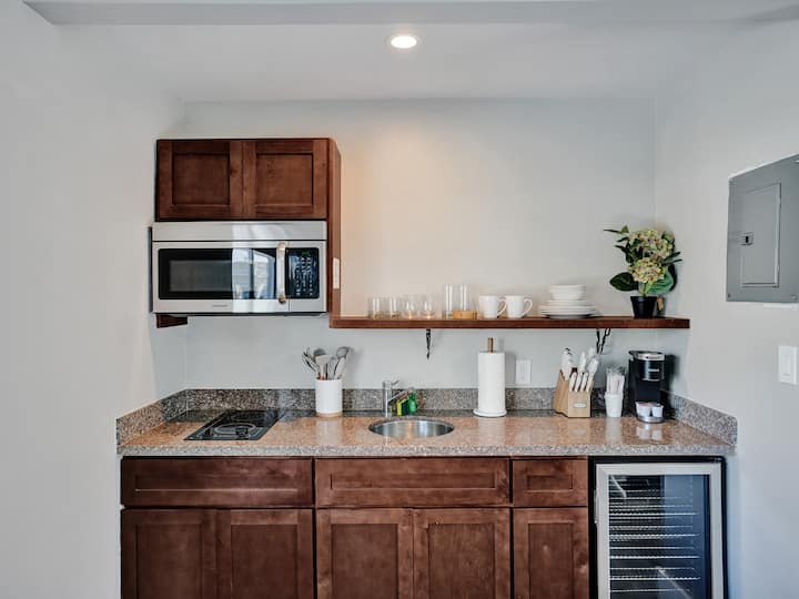 Coastal Studio W/ Private Patio • Walk To Beach - Pompano Beach, FL