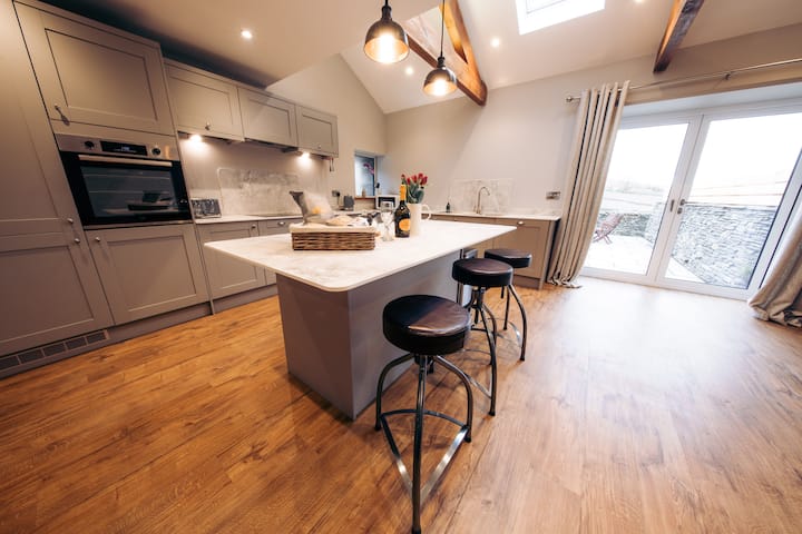 Meadow View, Own Ev Charger & Super King/king Beds - Settle