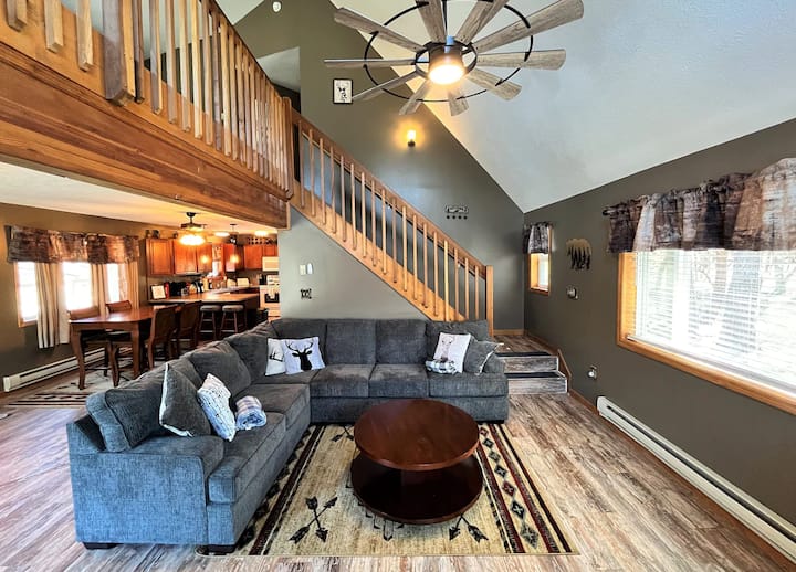 3br Pocono Chalet | Pool Table, Hot Tub & Fire Pit - Albrightsville, PA