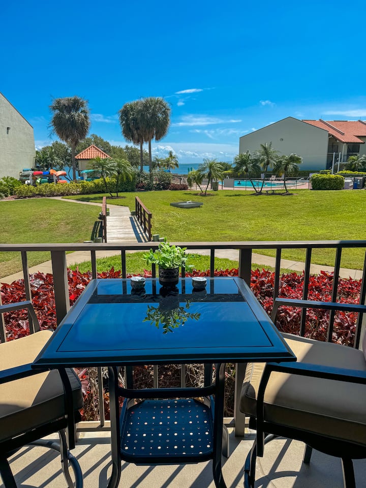 Island Escape Pool Jacuzzi Minutes To Beach! - Gulfport, FL
