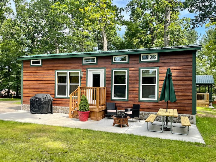 Redwood Chalet Cottage - Brighton, MI
