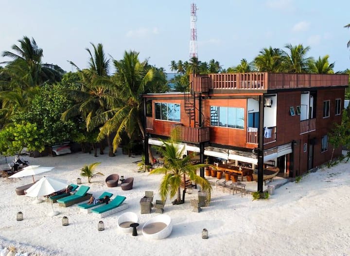 Paradise Found! Amazing Beachfront Villa - モルディブ