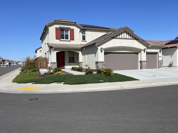 Luxury 2,850 Sf. House W Ev Charger Great Location - Sacramento, CA