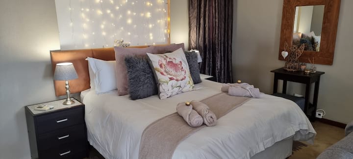 Suite With Jacuzzi & View - Watershed Guest House - Hartbeespoort